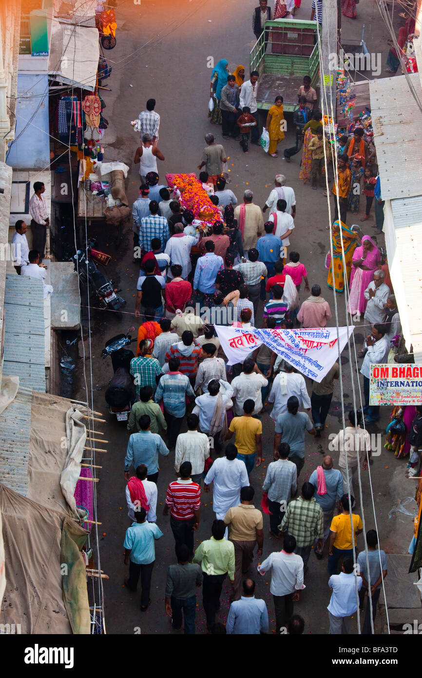 India funeral procession hi-res stock photography and images - Alamy
