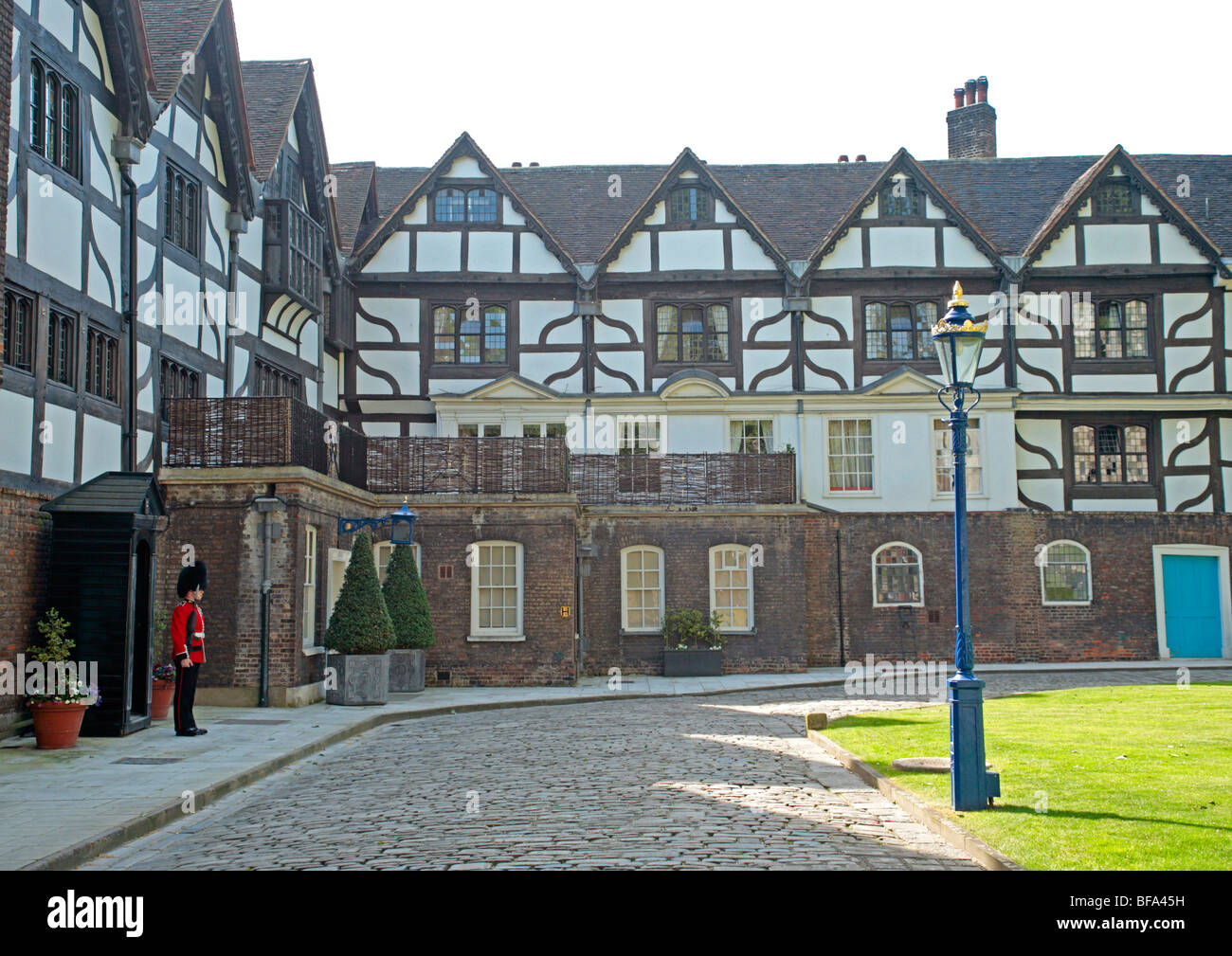 Tower of london guard hi-res stock photography and images - Alamy