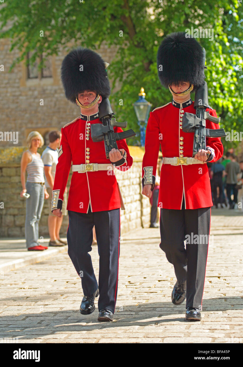 Soldier tower of london hi-res stock photography and images - Alamy