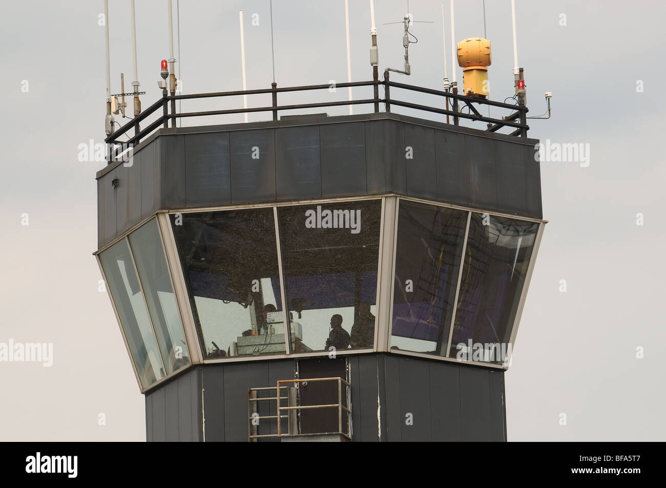 Air traffic controllers in tower hi-res stock photography and images ...