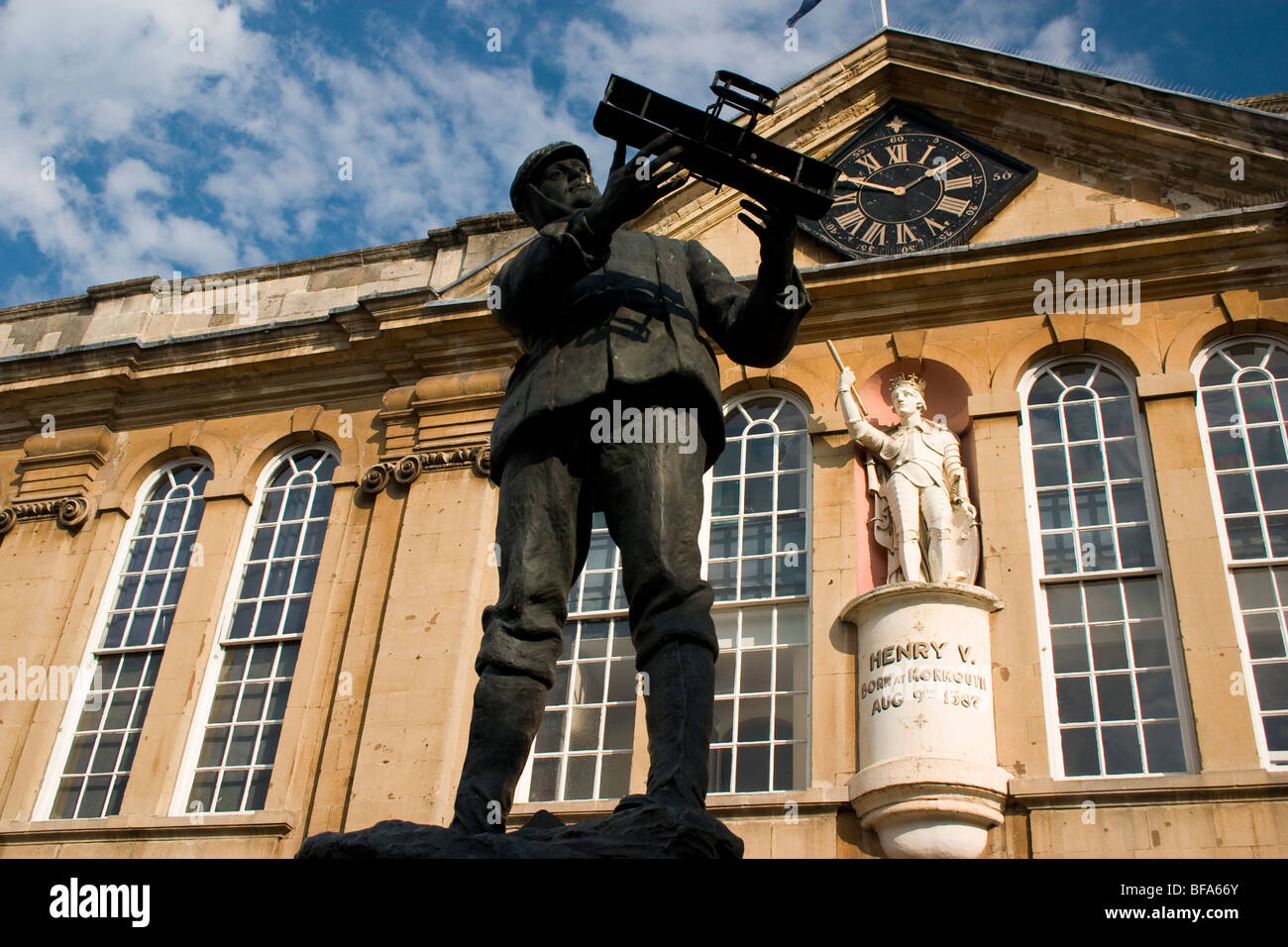 Rolls statute with Henry V behind Stock Photo - Alamy