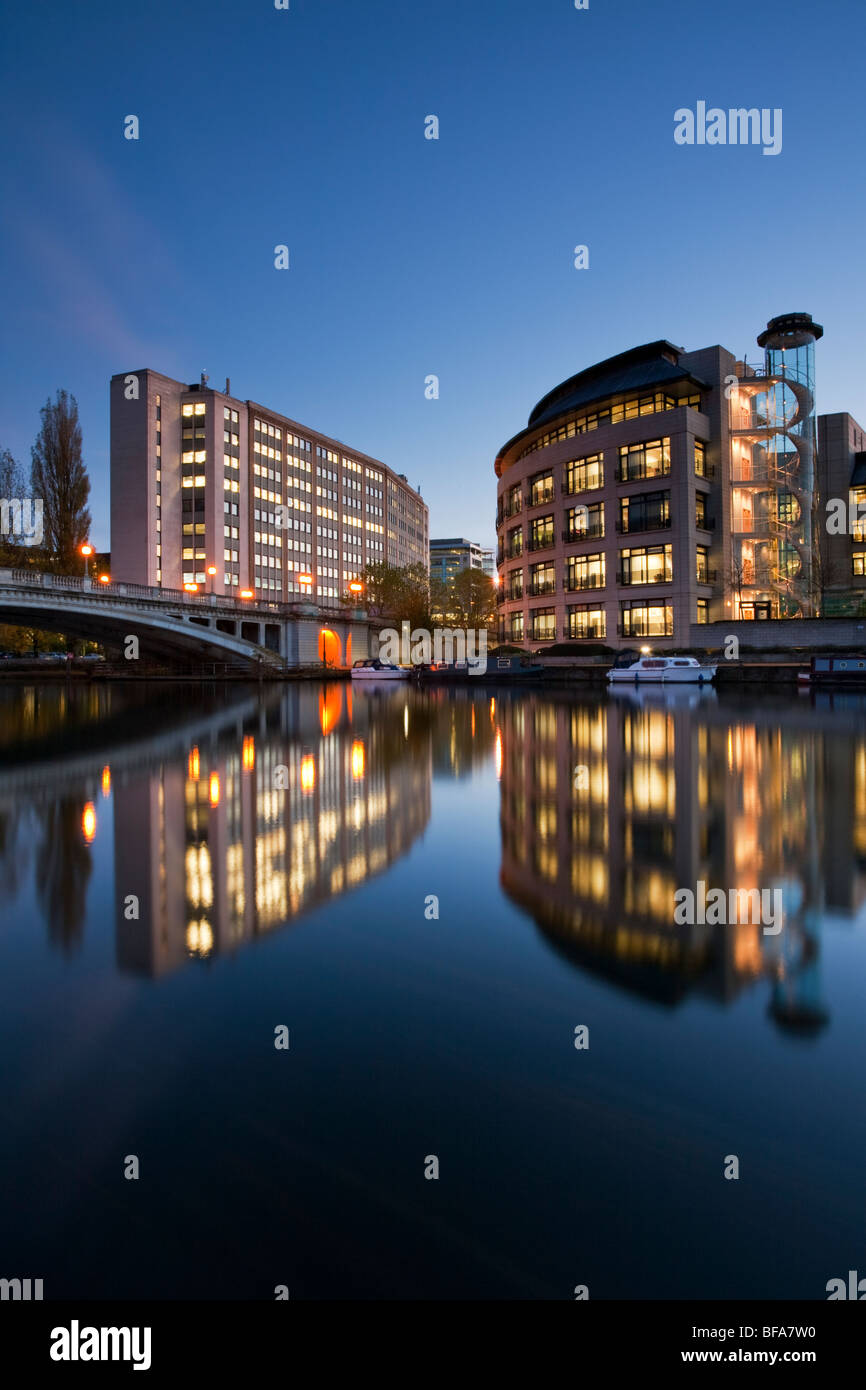 Dusk over the River Thames at Reading Bridge, Reading, Berkshire, Uk ...