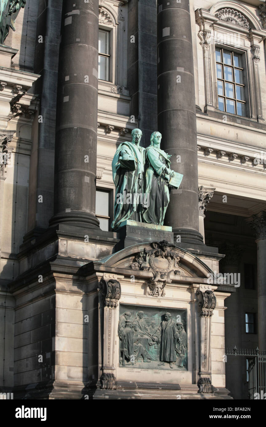Statues facade berlin cathedral hi-res stock photography and images - Alamy
