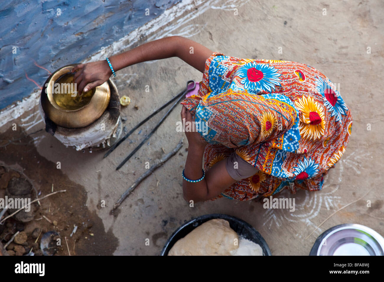 India hindu woman cooking hi-res stock photography and images - Alamy