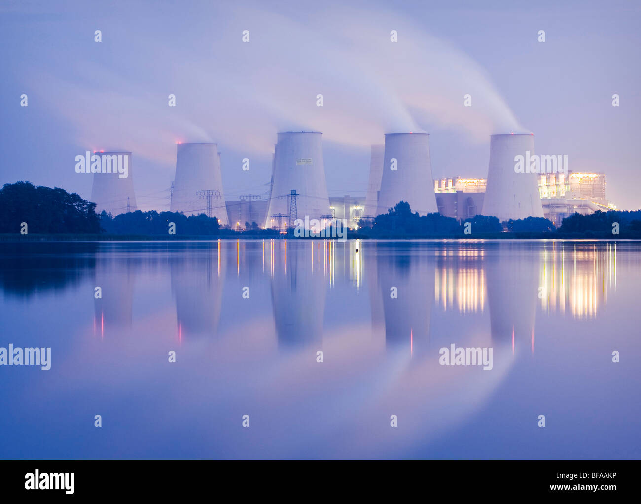 Night shot of Braunkohlekraftwerk Jaenschwalde of the Vattenfall Europe ...