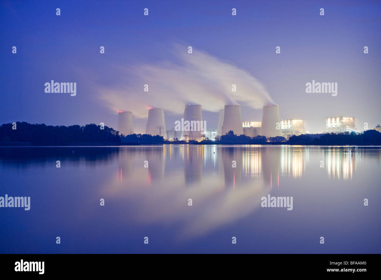 Night shot of Braunkohlekraftwerk Jaenschwalde of the Vattenfall Europe ...