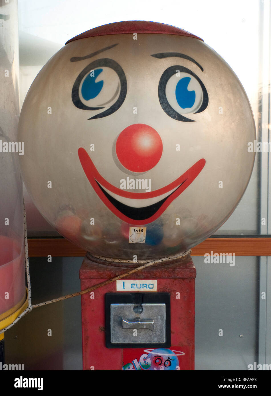 Gumball vending machine hi-res stock photography and images - Alamy