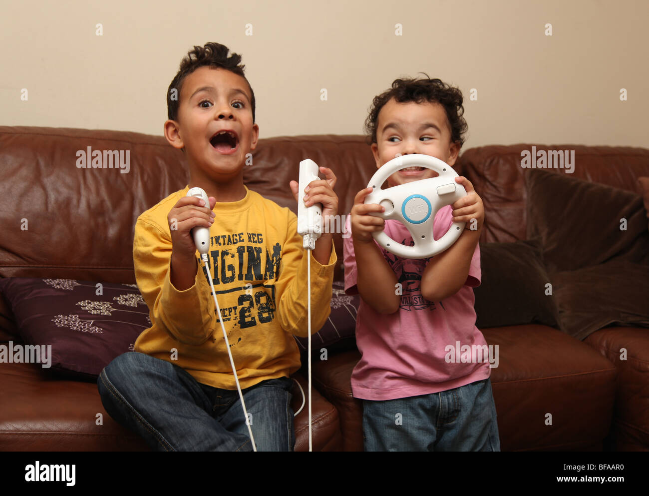 Kids playing nintendo wii hi-res stock photography and images - Alamy