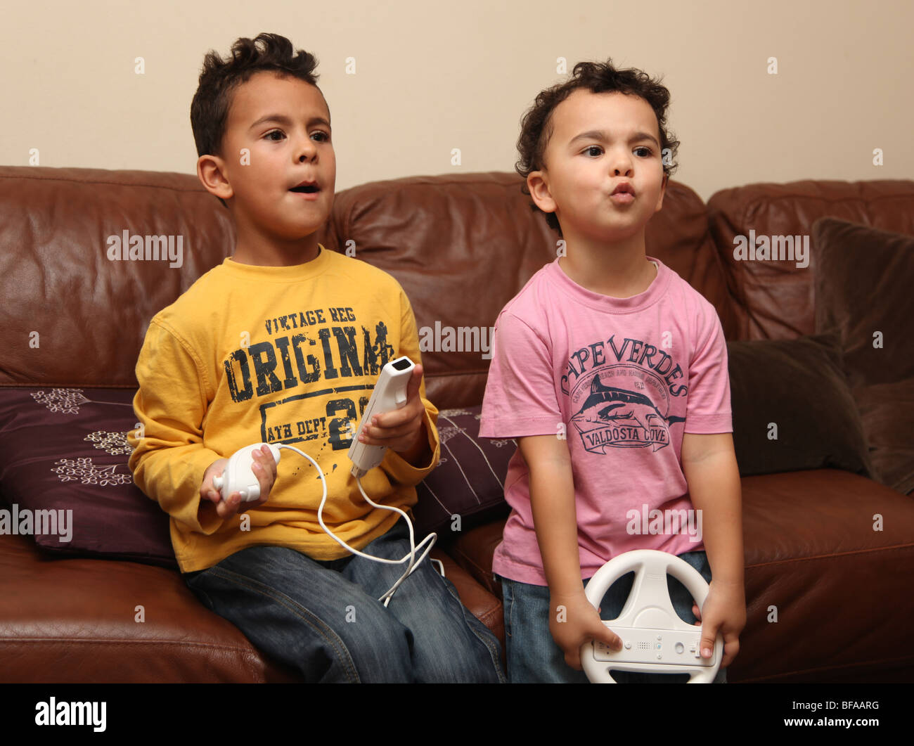 Kids playing nintendo wii hi-res stock photography and images - Alamy