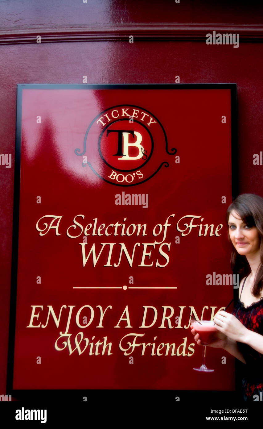 Scottish pub sign entrance hi-res stock photography and images - Alamy