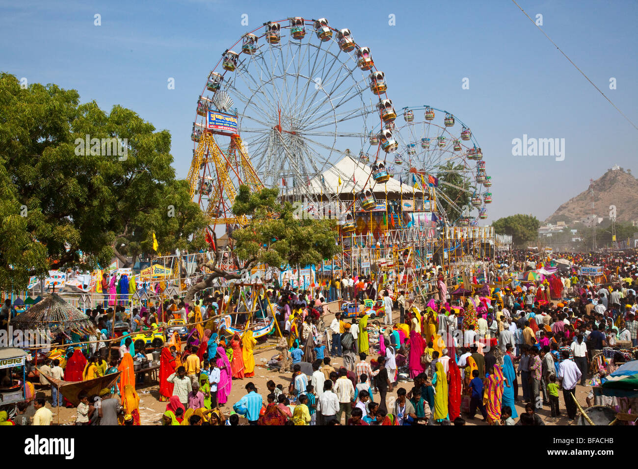 Crowd at state fair hi-res stock photography and images - Alamy