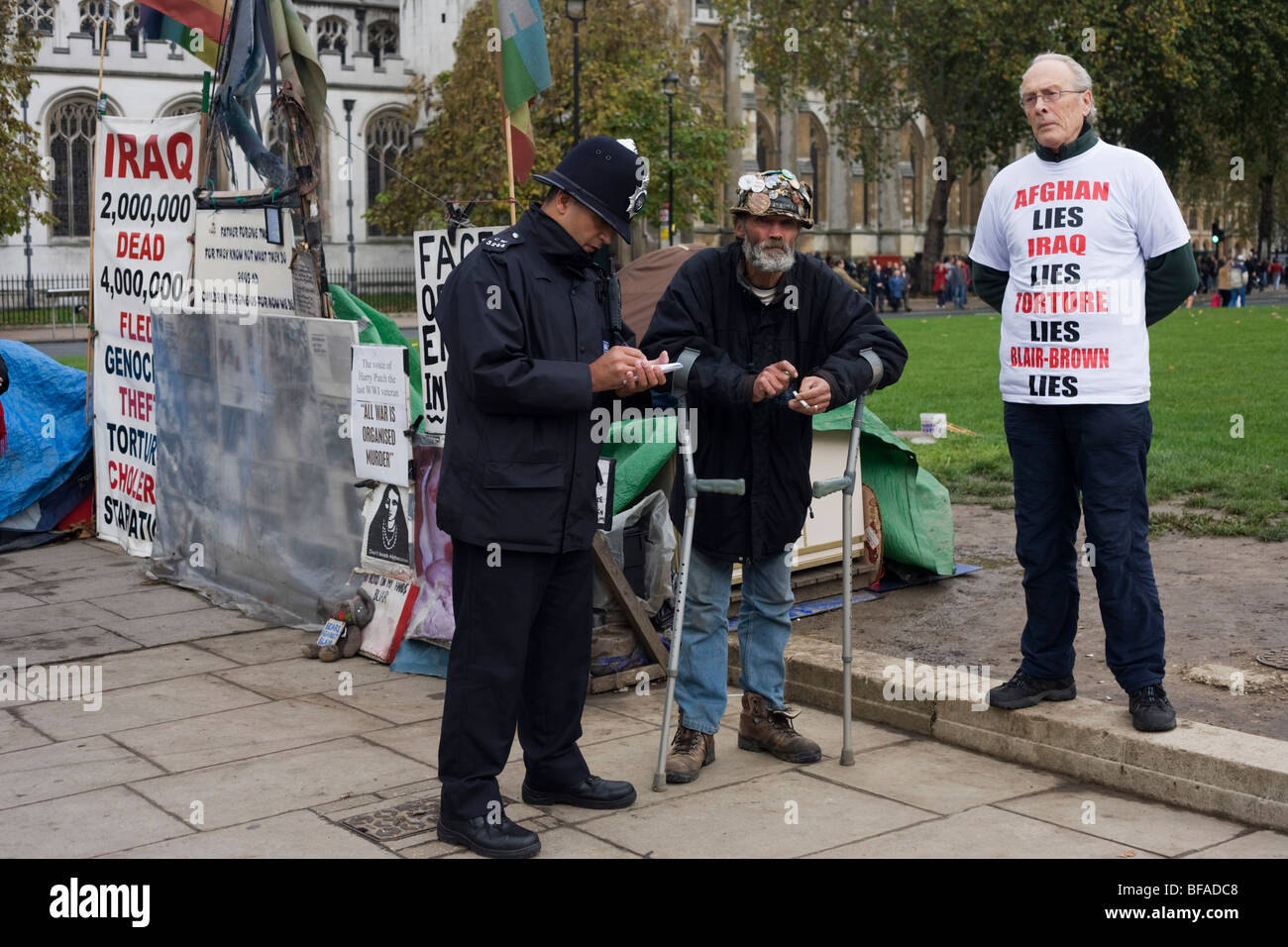 Peace protester brian haw in parliament square hi-res stock photography ...