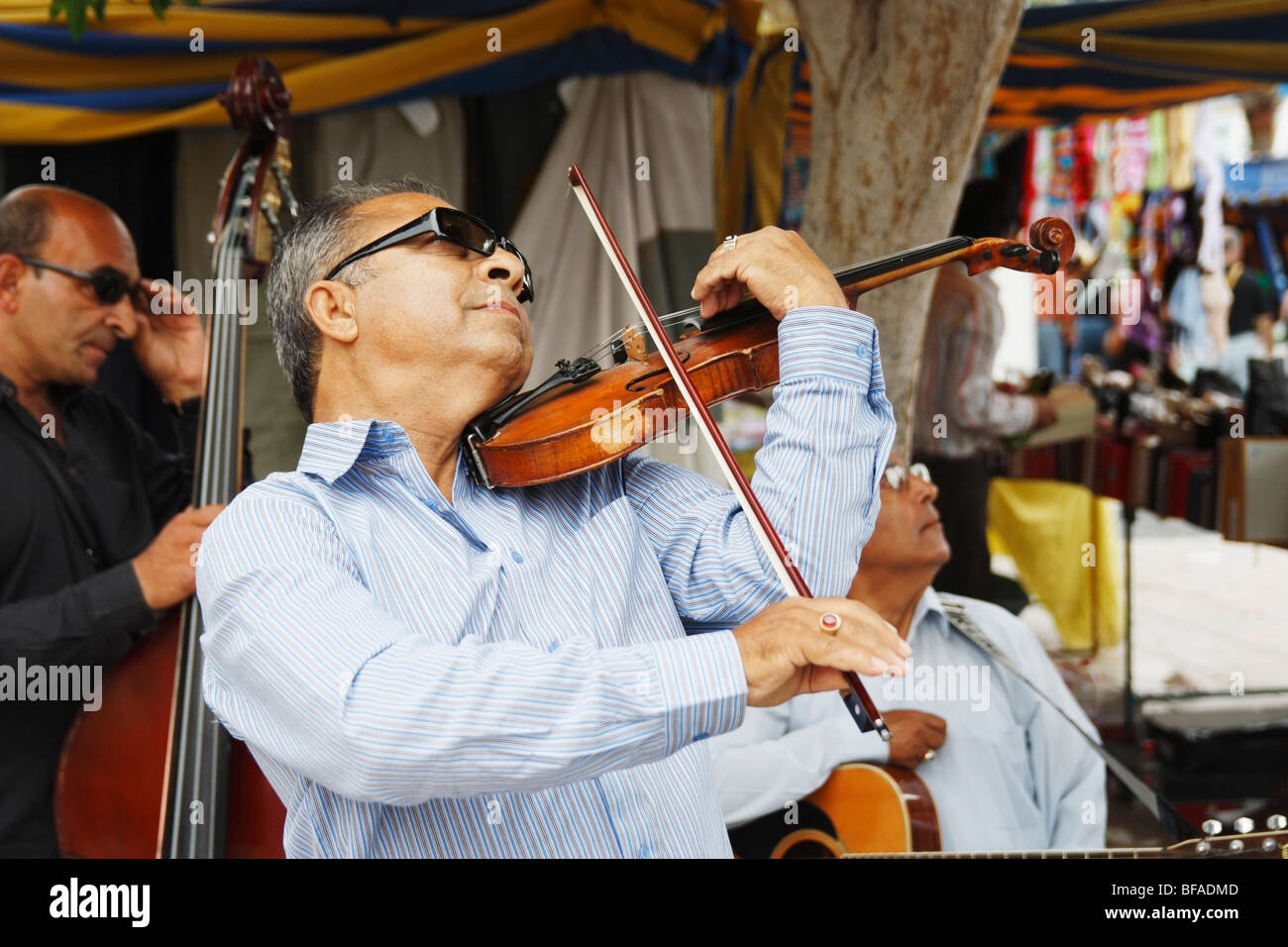 Busker busking violin hi-res stock photography and images - Alamy
