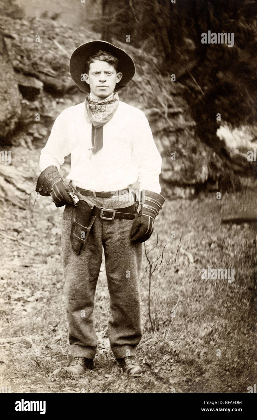 Cowboy drawing his gun hi-res stock photography and images - Alamy