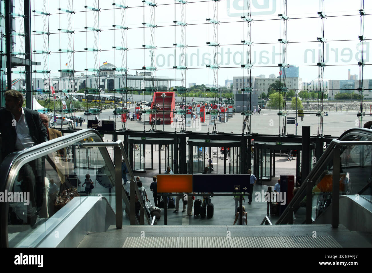 Hauptbahnhof berlin glass steel hi-res stock photography and images - Alamy