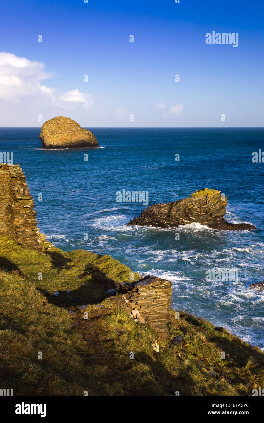 Trebarwith Strand cliffs; looking to Gull Rock; Cornwall Stock Photo ...