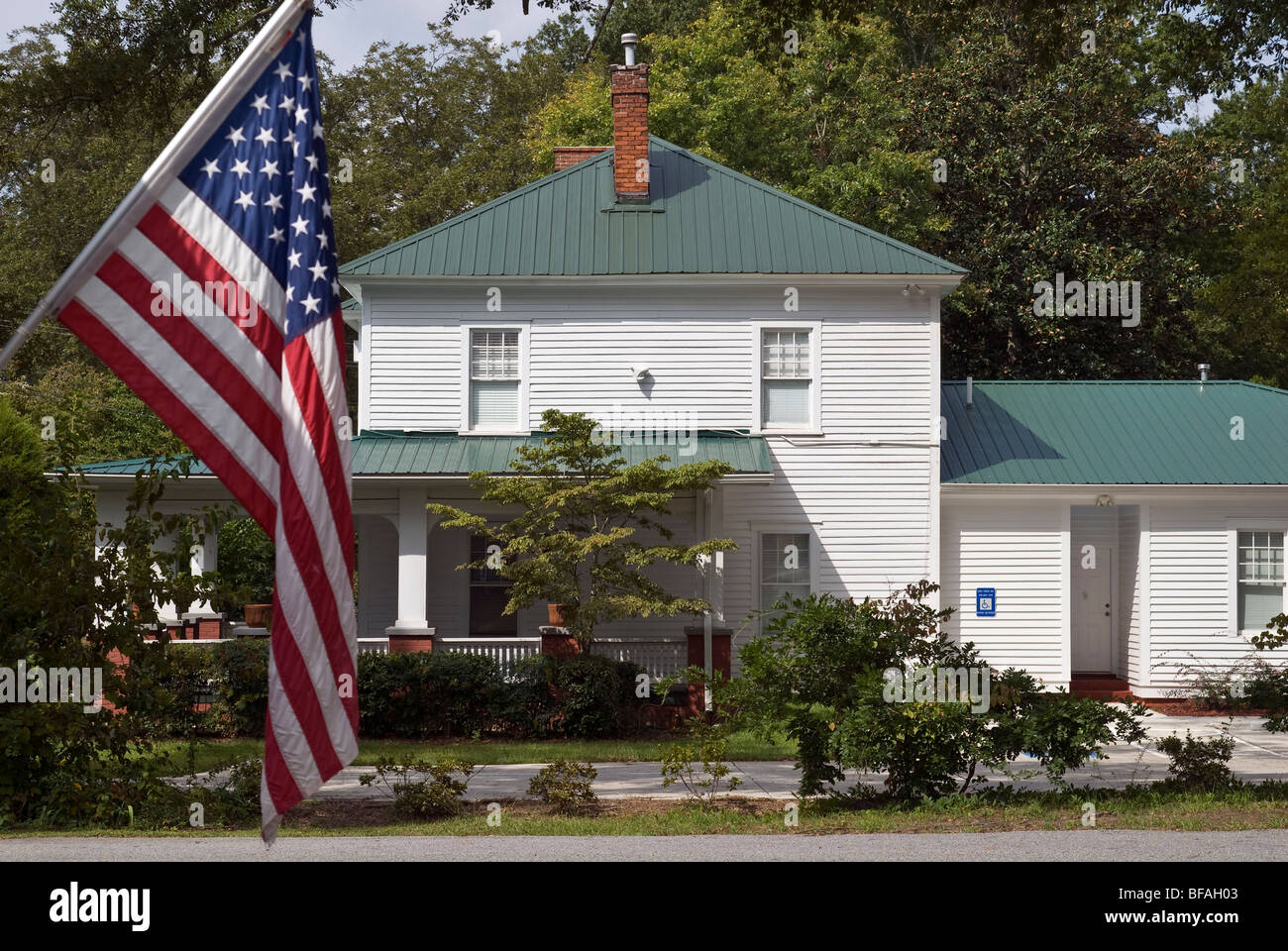 American flag house hi-res stock photography and images - Alamy