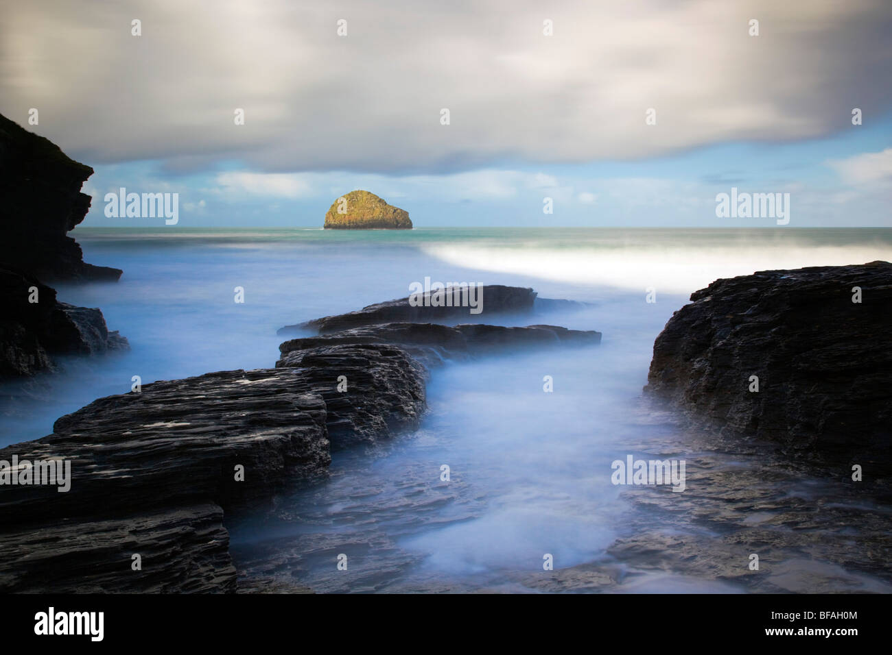 Trebarwith Strand; Cornwall; looking towards Gull Rock Stock Photo - Alamy