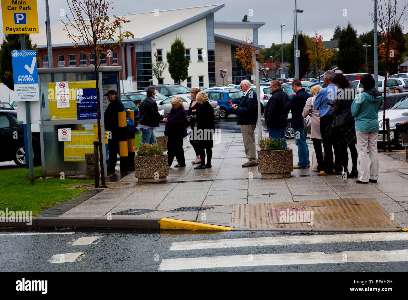 Hospital parking hi-res stock photography and images - Alamy