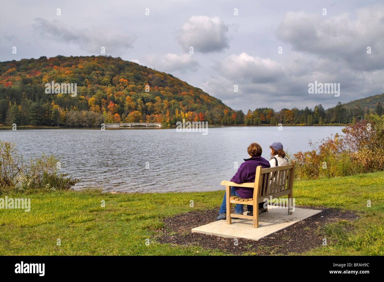 Bench lake usa us hi-res stock photography and images - Alamy
