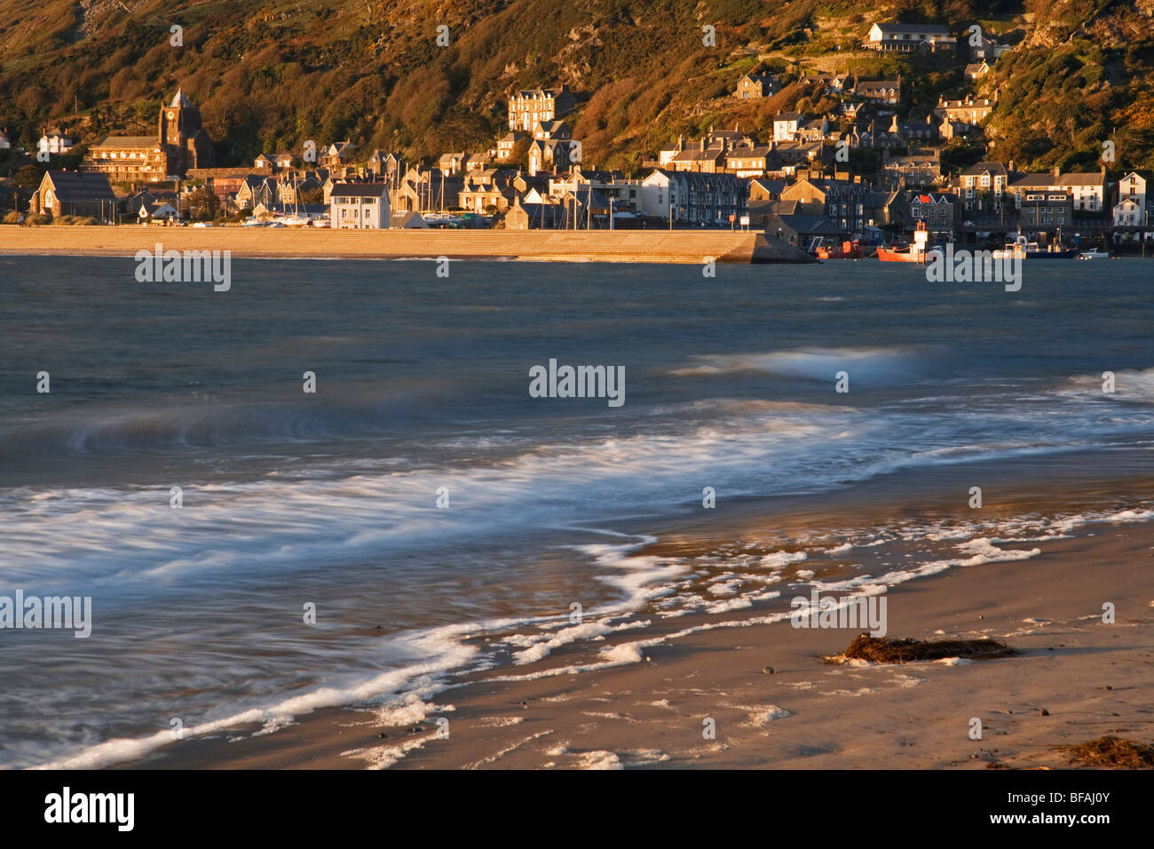 Barmouth beach sea waves hi-res stock photography and images - Alamy
