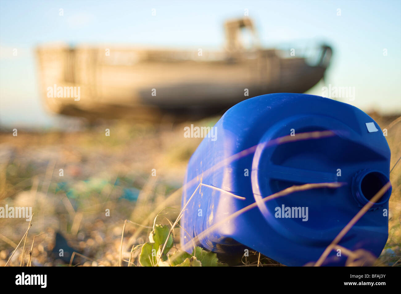 Blue bottle washed up on beach hi-res stock photography and images - Alamy