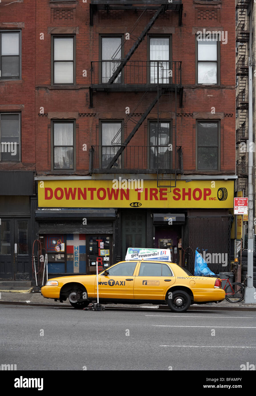 NYC Taxi cab at a Manhattan tyre shop Stock Photo - Alamy