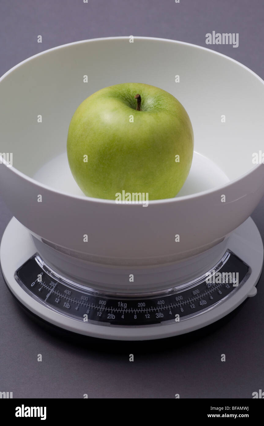 Green apple on scale hi-res stock photography and images - Alamy