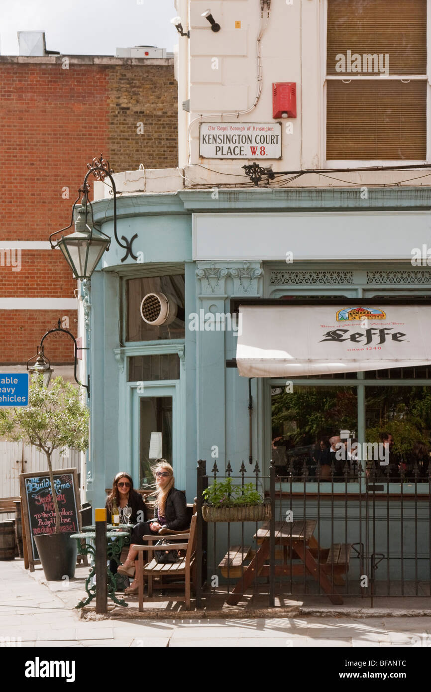 Girls and pub and drinking and england hi-res stock photography and ...