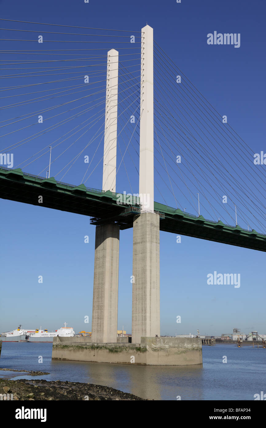 Queen elizabeth 2nd bridge hi-res stock photography and images - Alamy