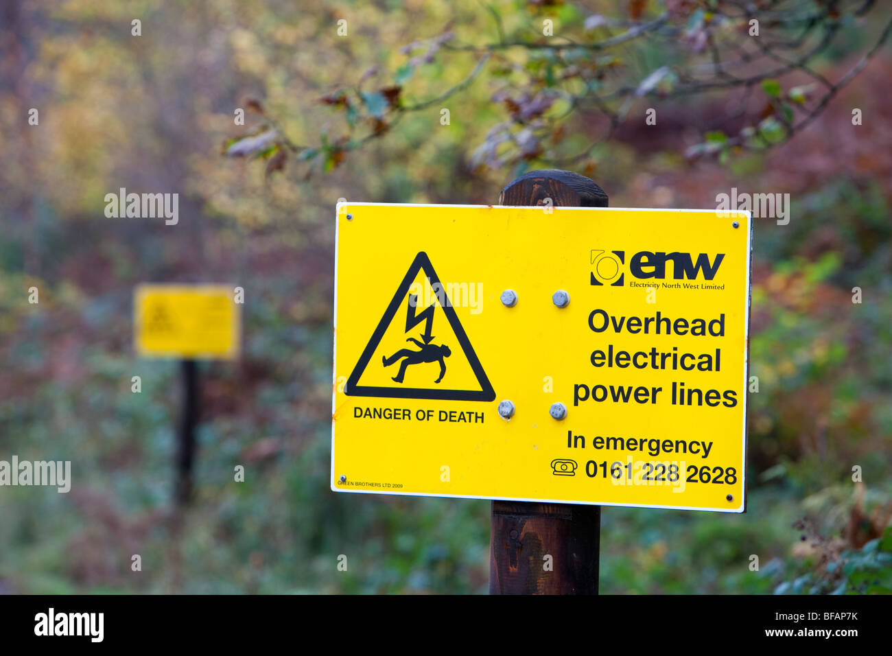 Overhead electricity warning sign hi-res stock photography and images ...