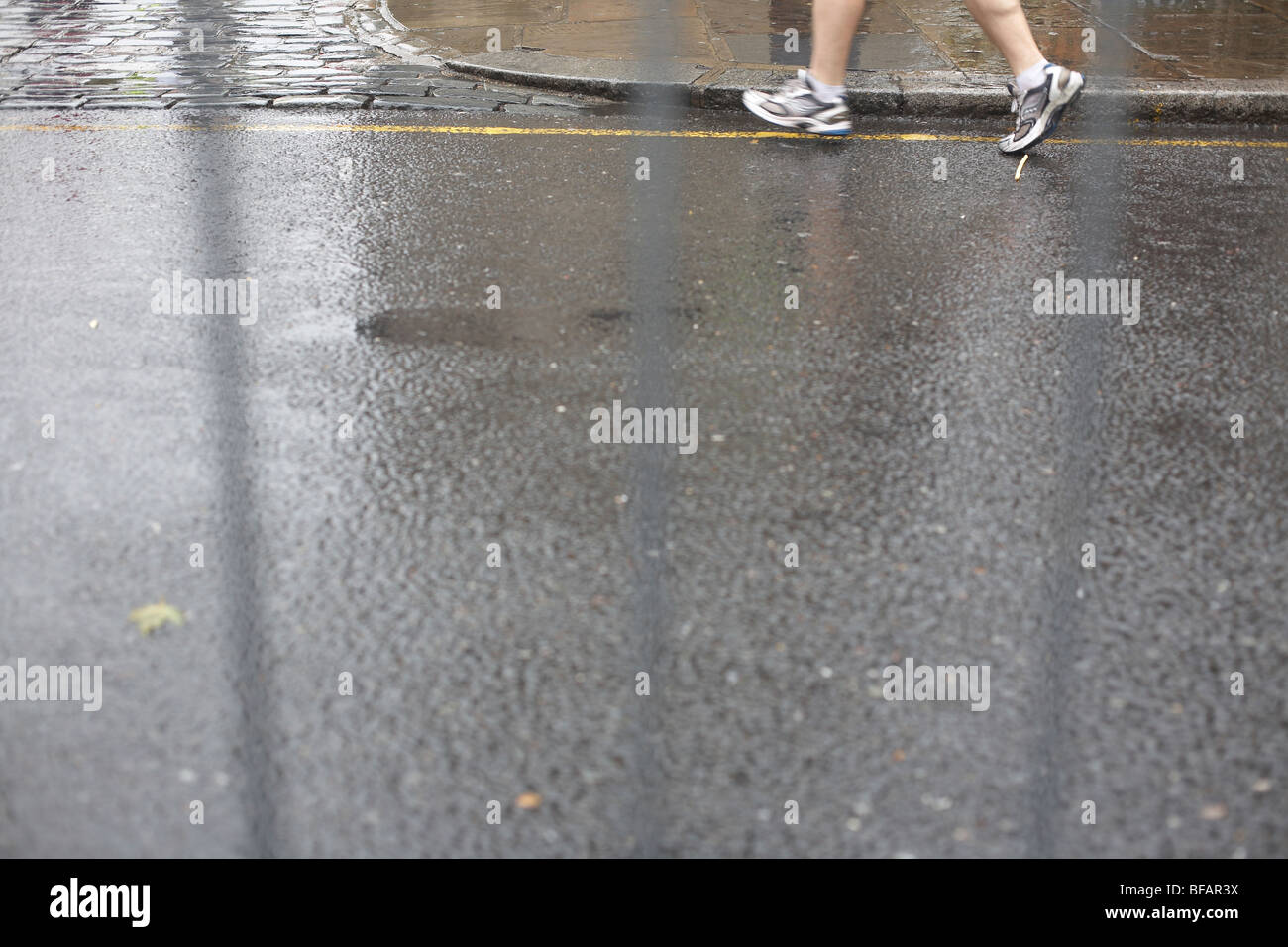 runner in rain Stock Photo - Alamy