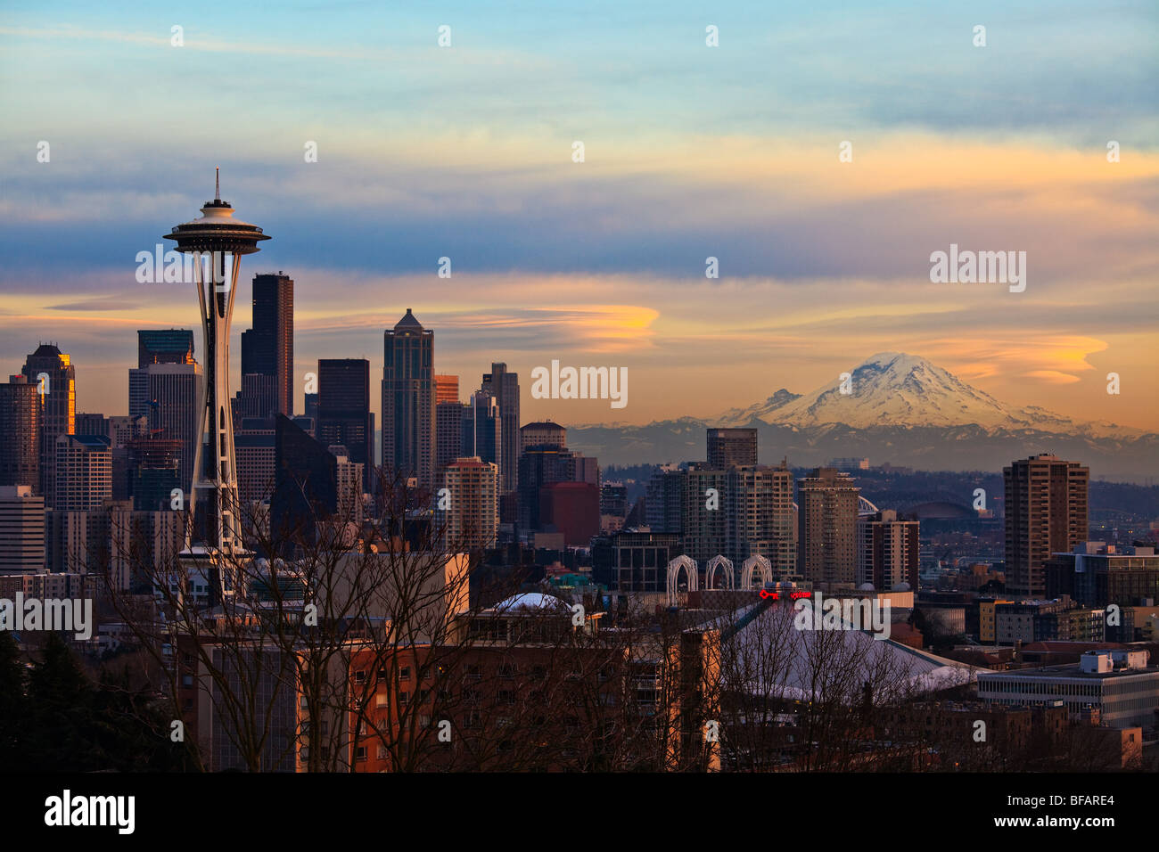 Seattle skyline rainier hi-res stock photography and images - Alamy