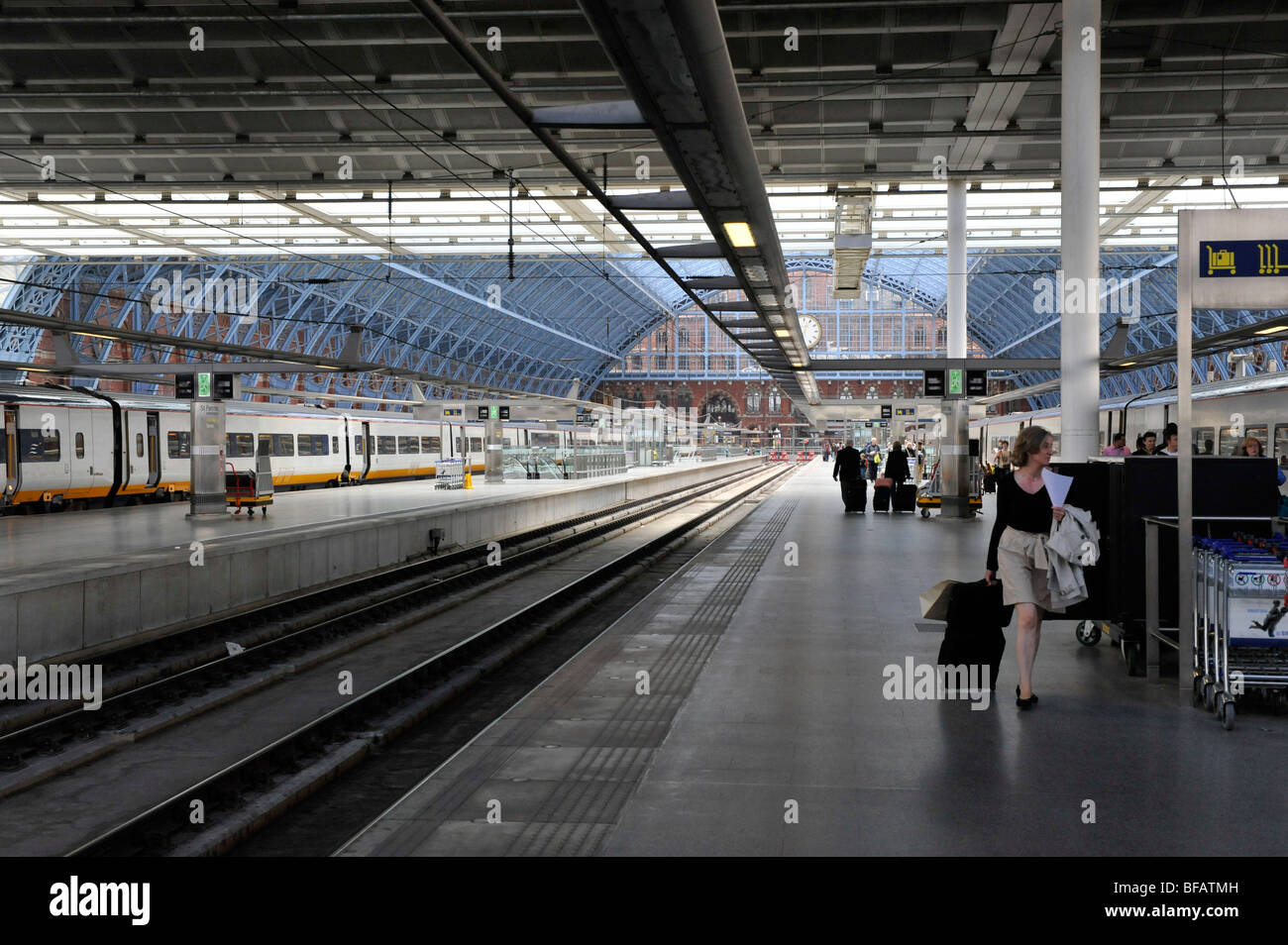 Eurostar platform st pancras railway hi-res stock photography and ...