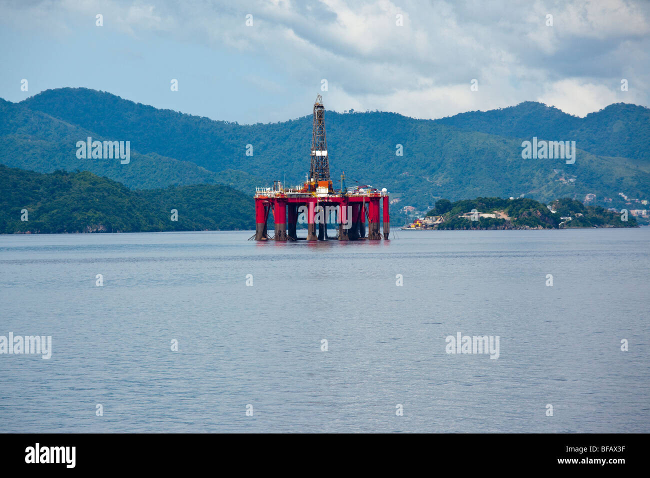 Offshore oil rig platform hi-res stock photography and images - Alamy