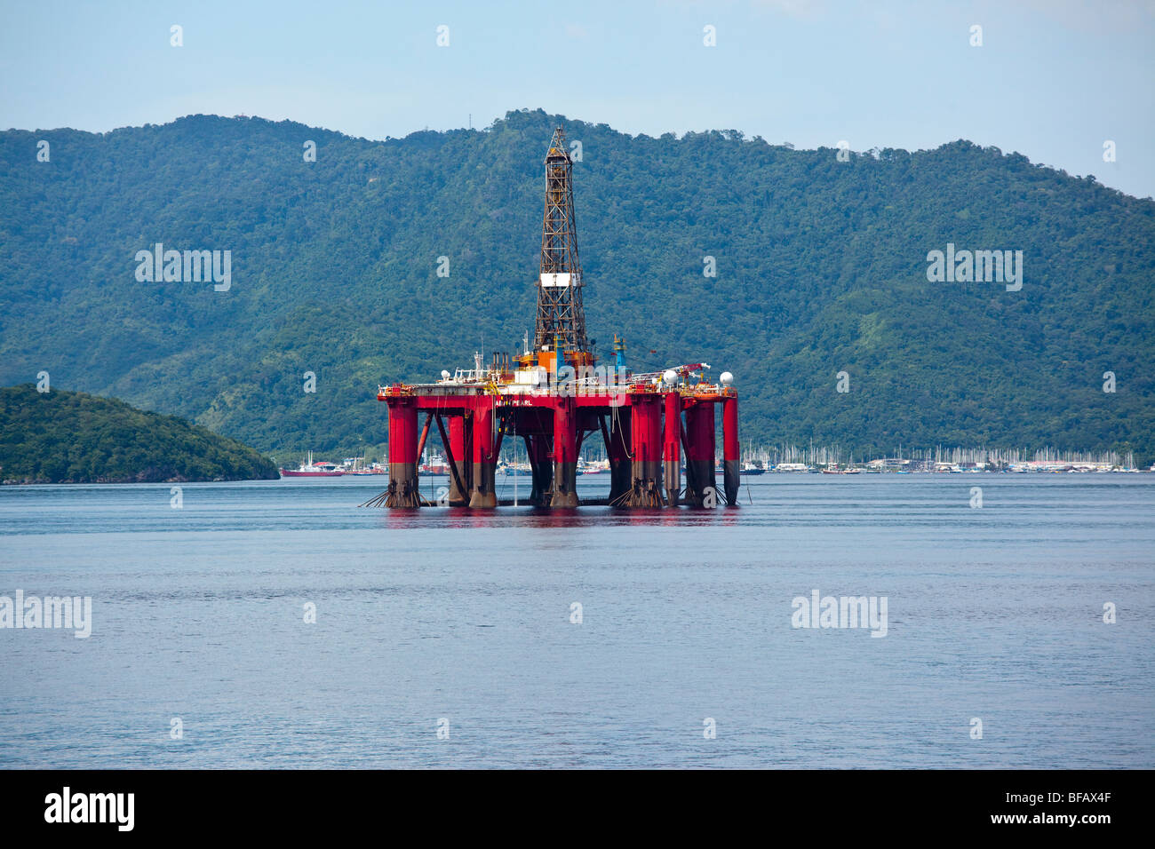 Offshore oil rig platform hi-res stock photography and images - Alamy