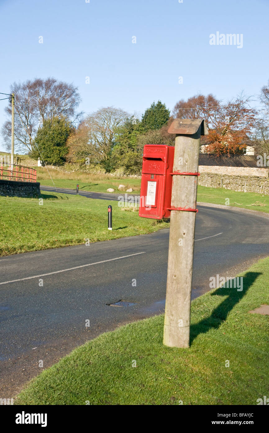 Royal mail rural postbox hi-res stock photography and images - Alamy