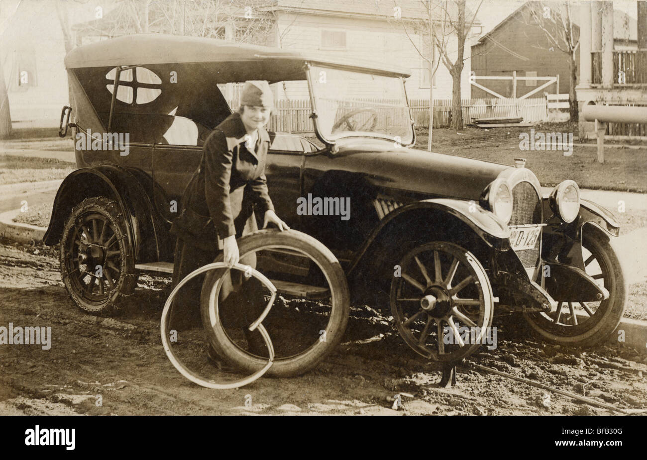 Car woman changing flat tire hi-res stock photography and images - Alamy