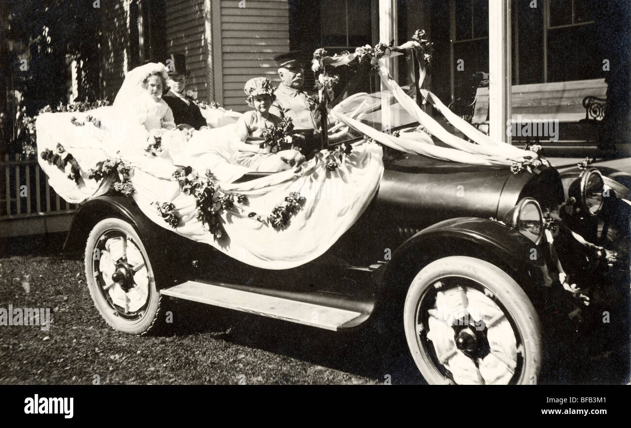 Chauffeur Driven Tom Thumb Wedding Couple Stock Photo - Alamy