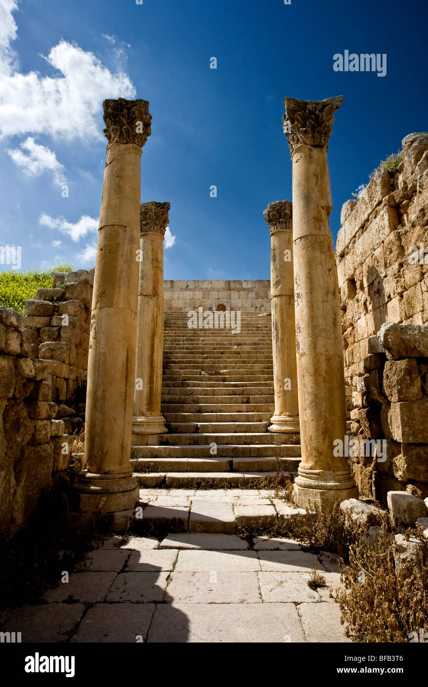 Pillars and steps, Jerash, Jordan Stock Photo - Alamy