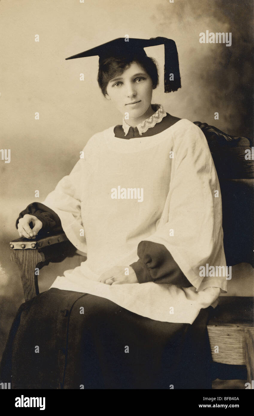 Girl graduate in mortarboard hi-res stock photography and images - Alamy