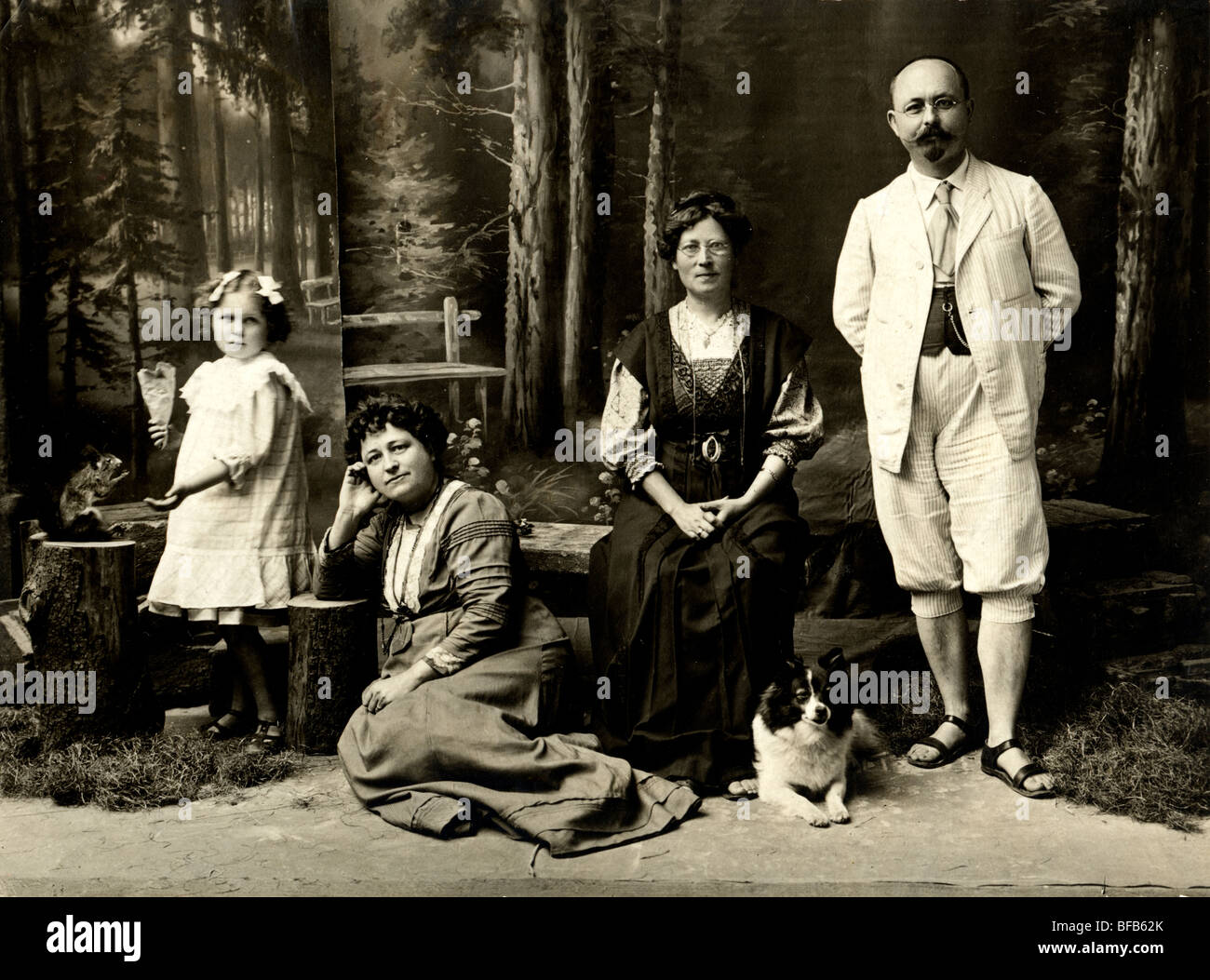 1900s family group hi-res stock photography and images - Alamy