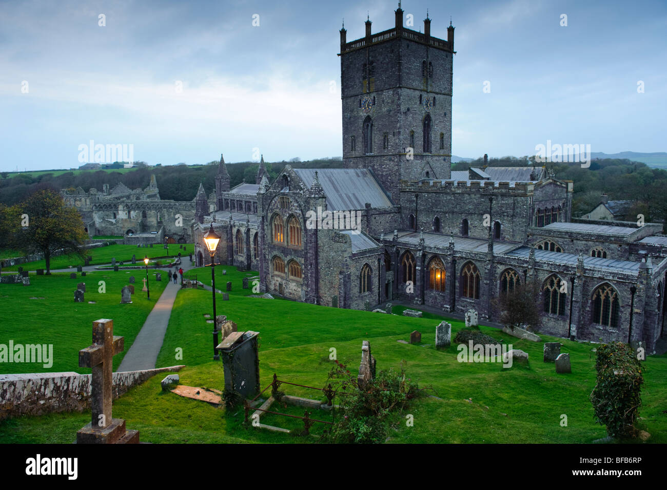 St davids wales cathedral night hi-res stock photography and images - Alamy