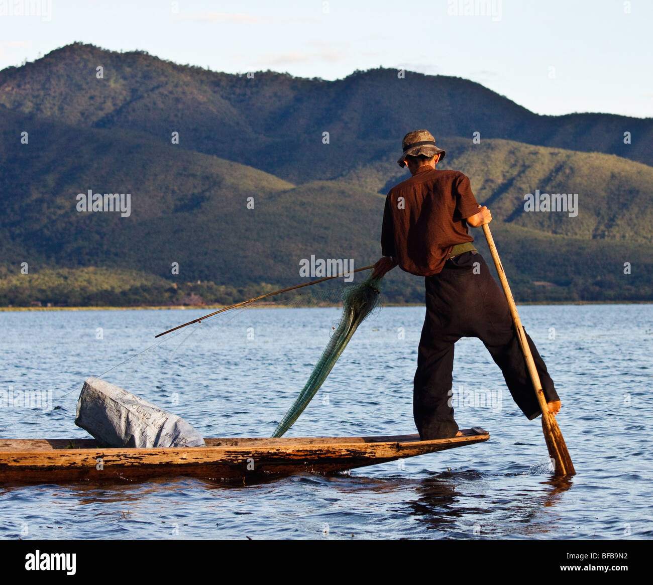 leg rowing fisherman on Inle Lake Stock Photo - Alamy