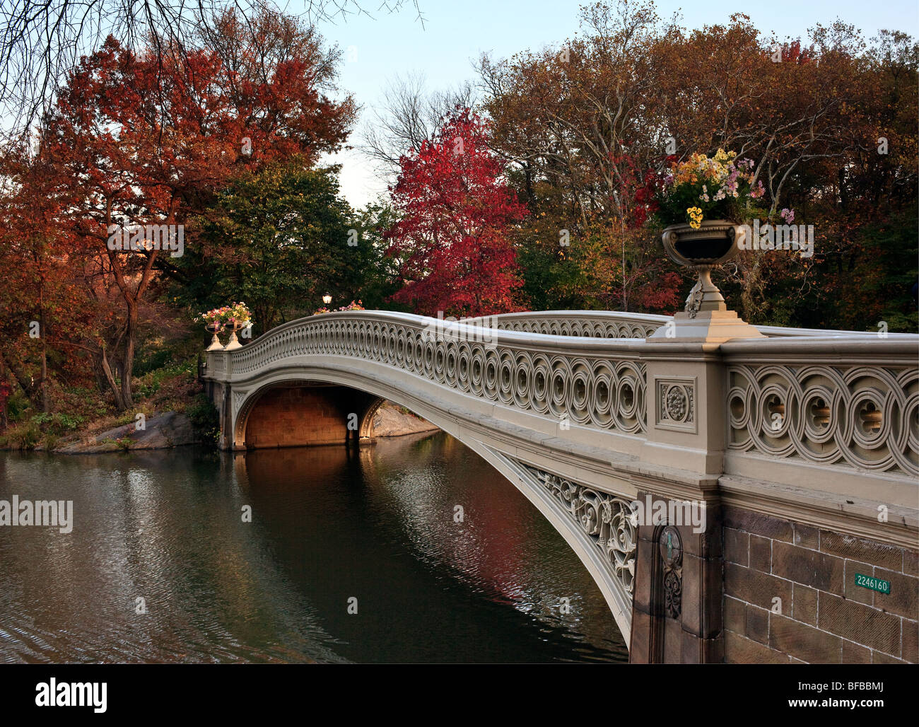 Early morning at the bow bridge in Central Park, New York City in ...