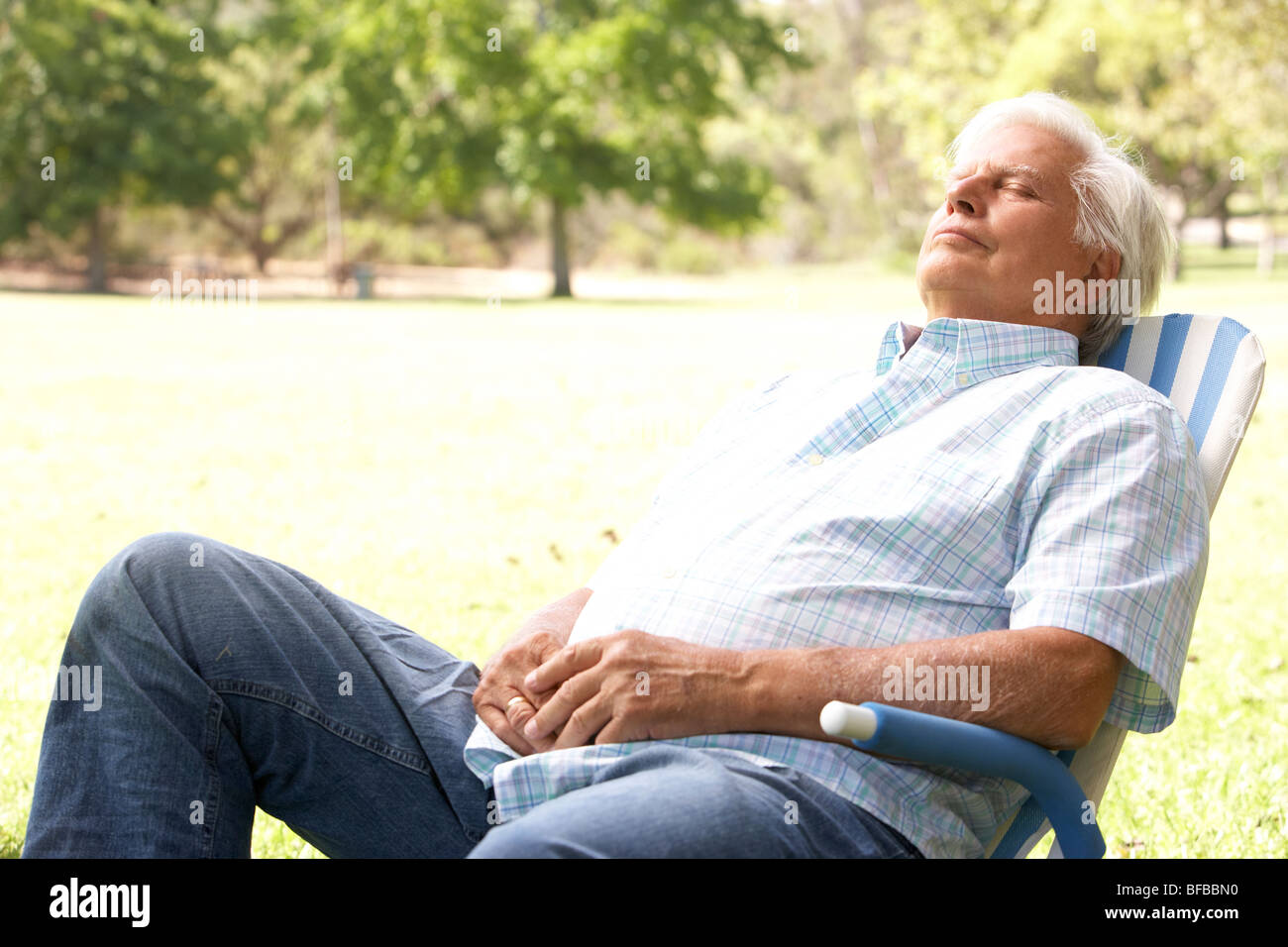 Person sleeping in park older hi-res stock photography and images - Alamy
