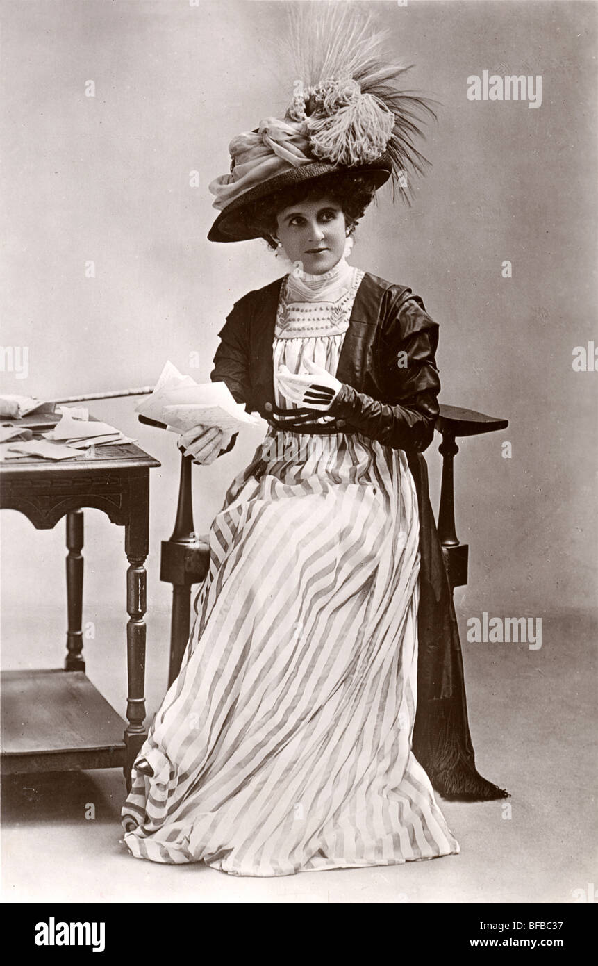 Striped fashion 1900s hi-res stock photography and images - Alamy