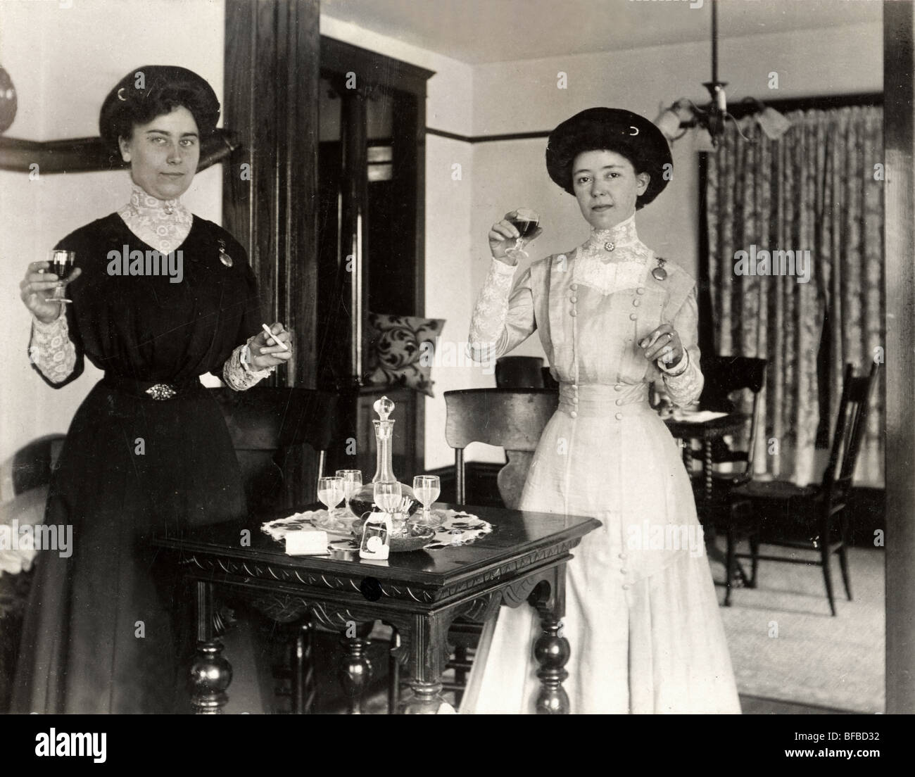 Middle class women 1900s hi-res stock photography and images - Alamy