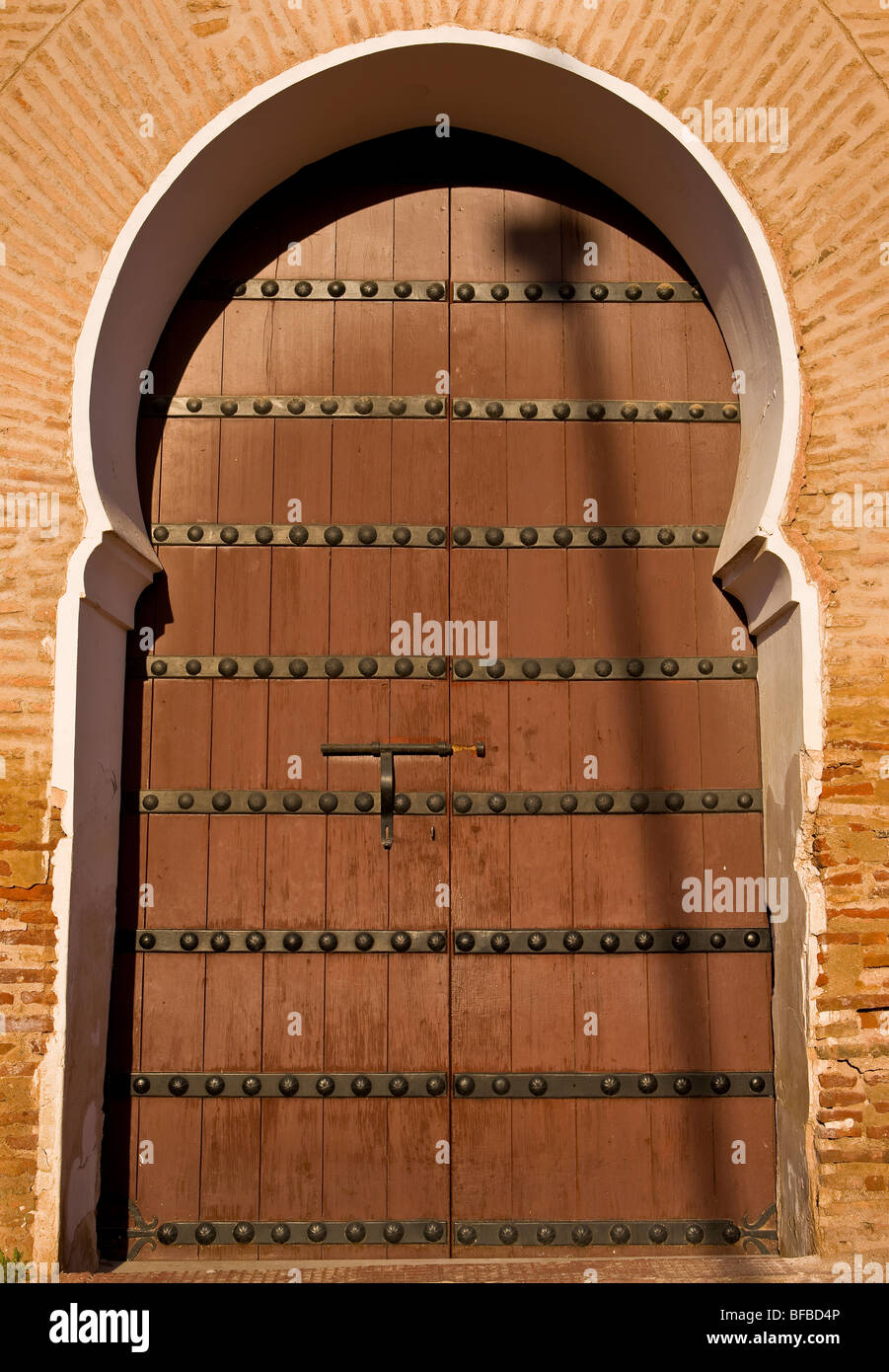 Mosque door wooden hi-res stock photography and images - Alamy