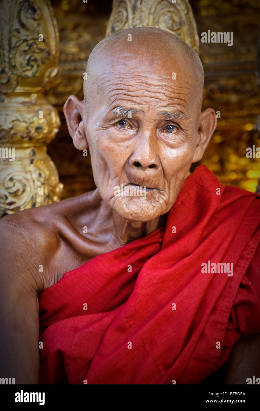 An old Buddhist monk in Shwedagon Paya Stock Photo - Alamy